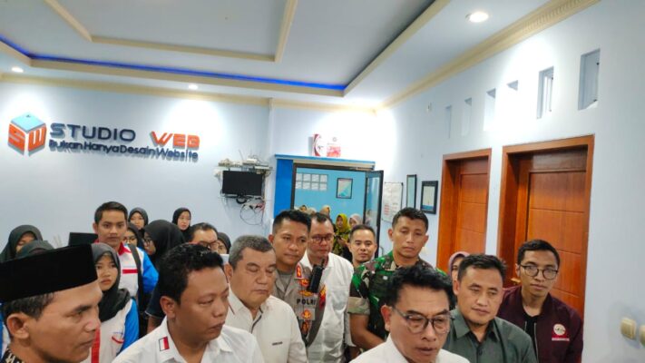 Tak Disangka, Pak Moeldoko Dan Pak Mansur Hidayat Berkenan Kunjungi Kantor Studio Web - Studio Web